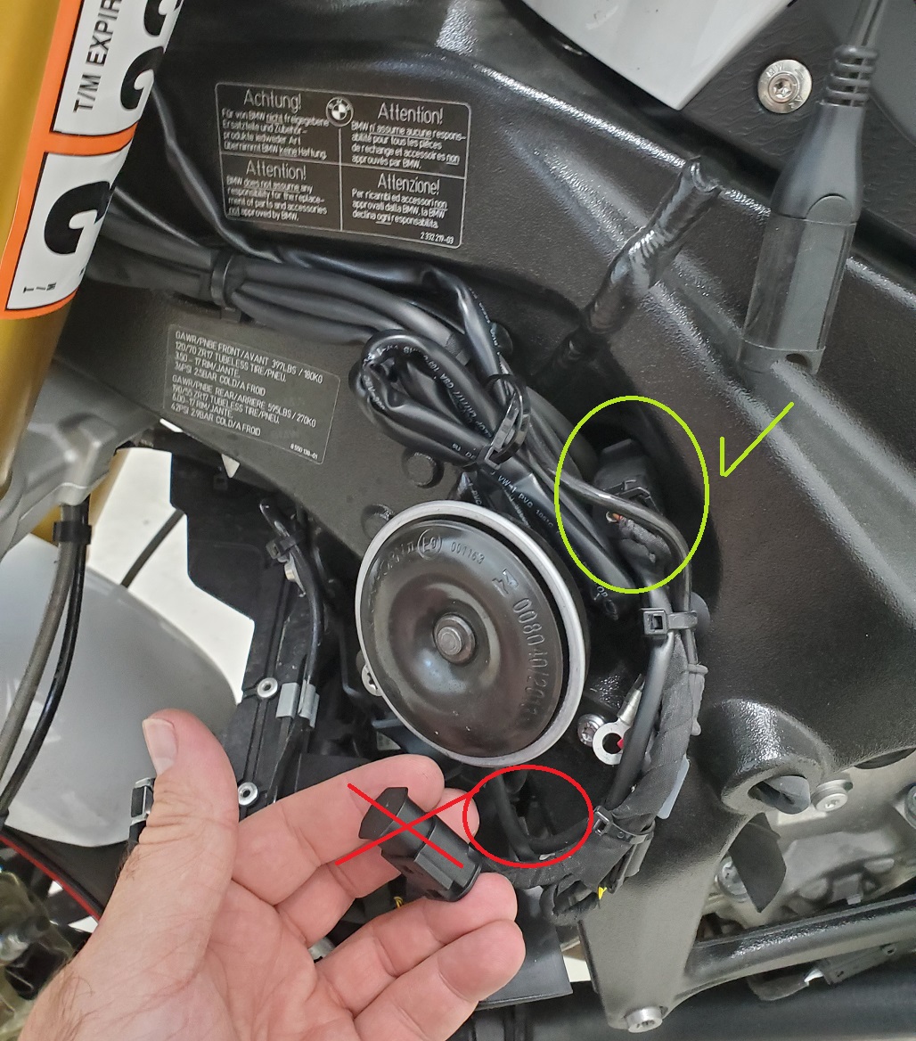 12vdc plug for GPS, USB, whatever you want up front hidden behind horn ...